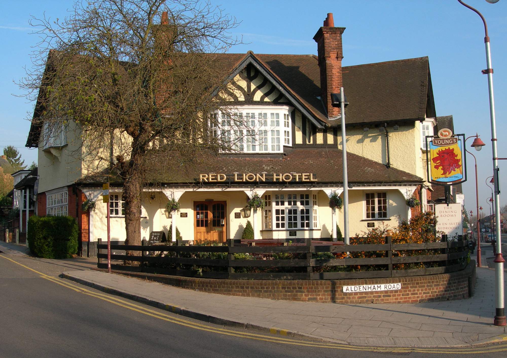 Solve Red Lion Radlett jigsaw puzzle online with 580 pieces