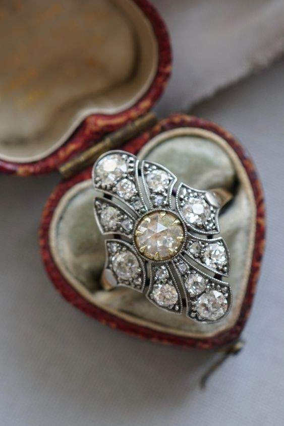 Solve Ring jigsaw puzzle online with 96 pieces