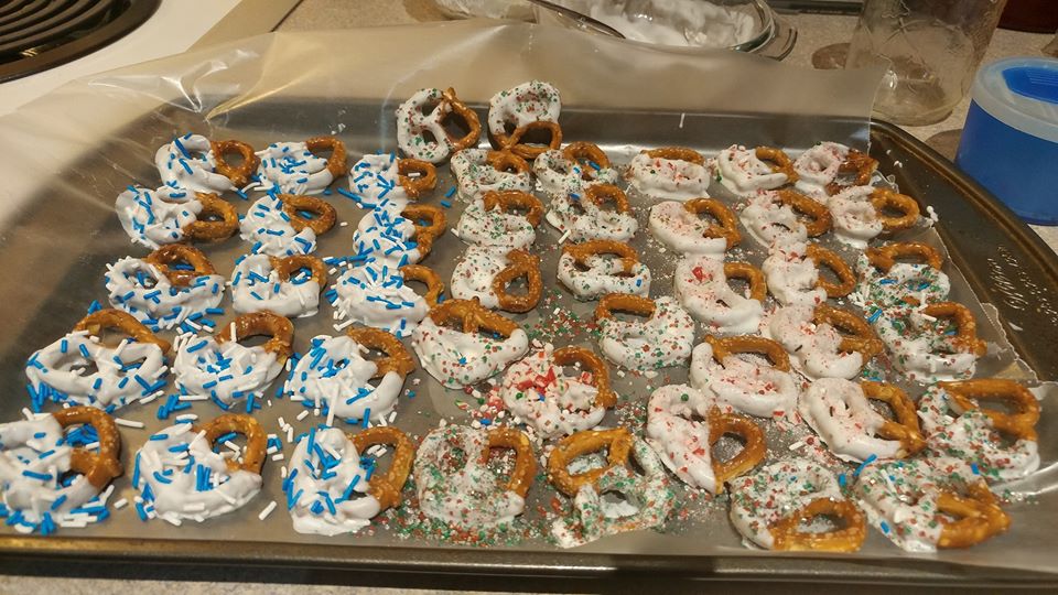 Solve pretzels_xmas2019 jigsaw puzzle online with 66 pieces