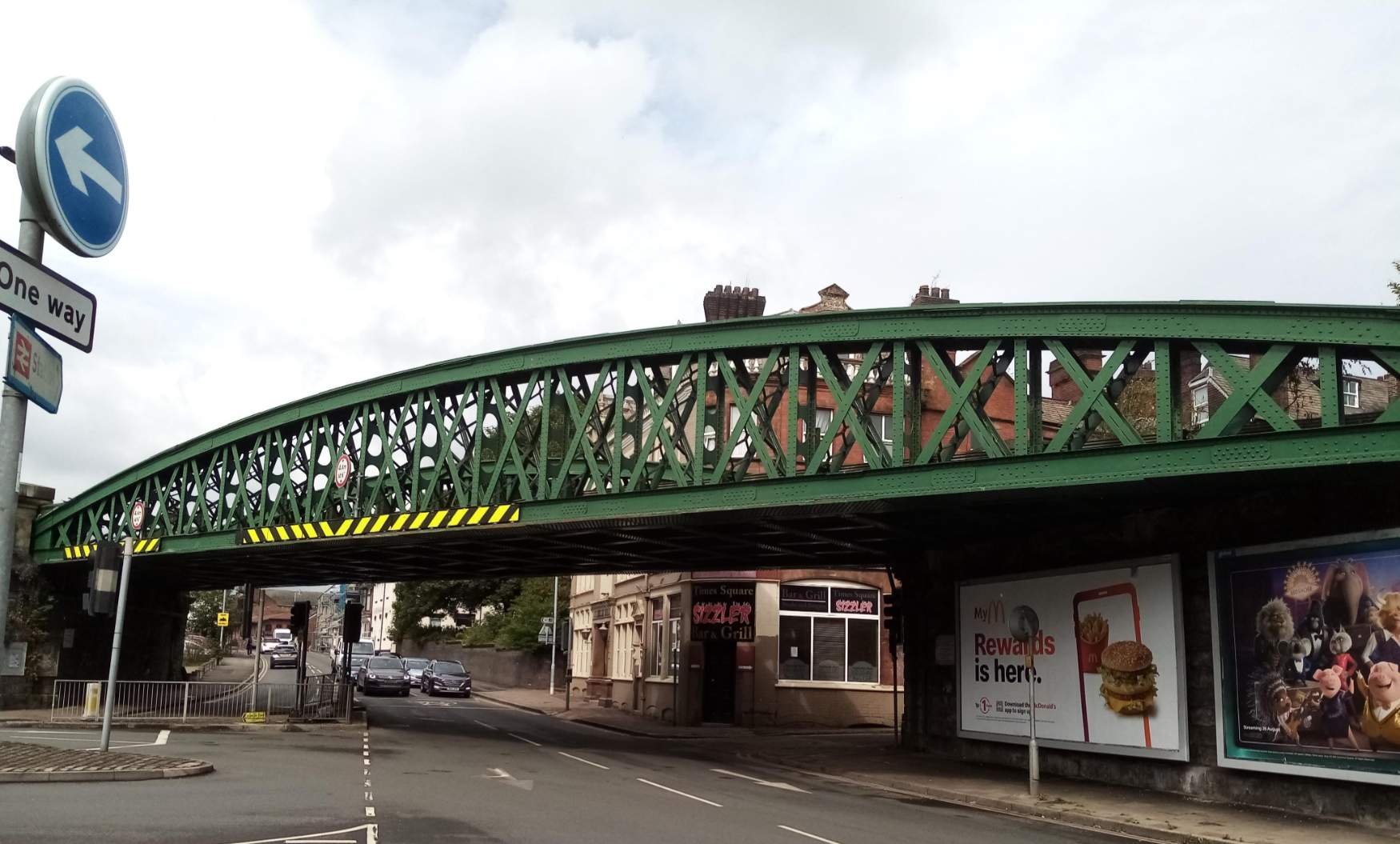 Solve LONGTON BRIDGE jigsaw puzzle online with 126 pieces