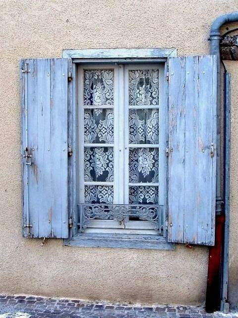 Solve BEAUTIFUL WINDOW jigsaw puzzle online with 63 pieces