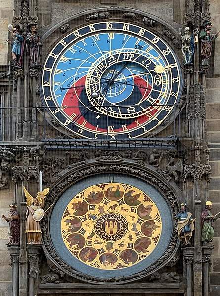 Solve Prague Astronomical Clock jigsaw puzzle online with 70 pieces