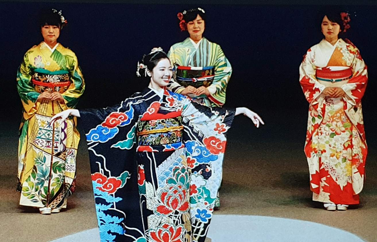 Solve WORLD KIMONO PROJECT jigsaw puzzle online with 24 pieces