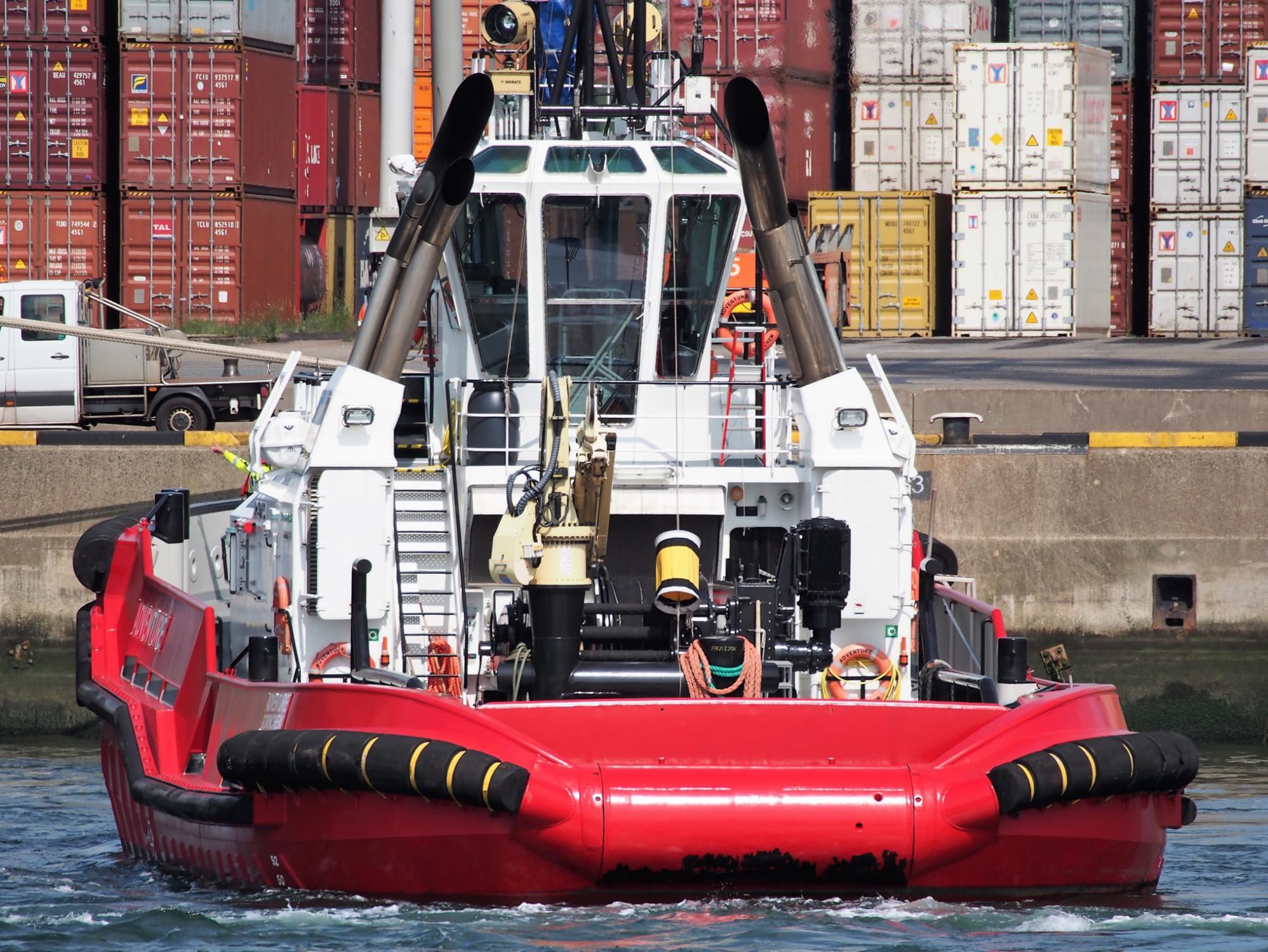 Solve Stern view of tug!! jigsaw puzzle online with 352 pieces