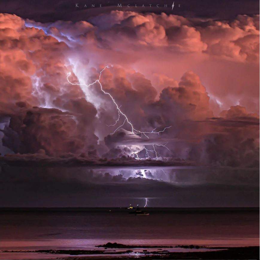 Solve Lightning in the Storm jigsaw puzzle online with 196 pieces