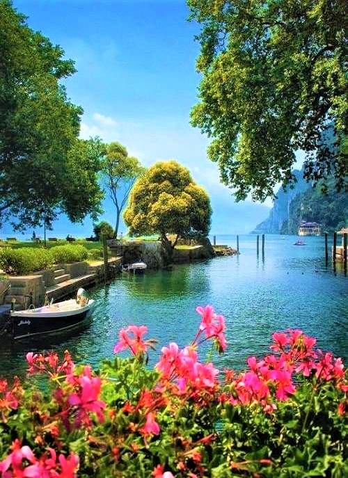 Solve Landscape jigsaw puzzle online with 63 pieces