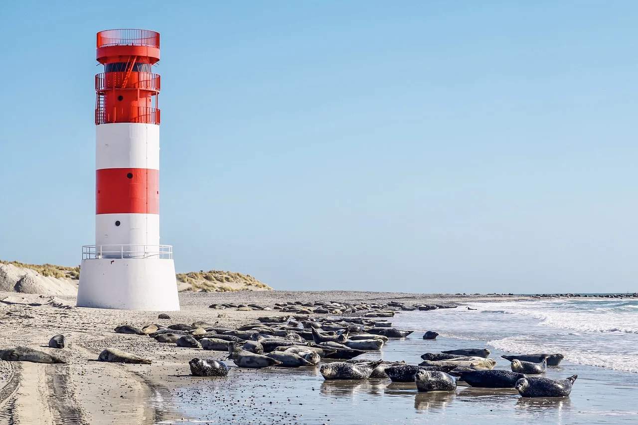Solve Candy Stripe Lighthouse jigsaw puzzle online with 96 pieces
