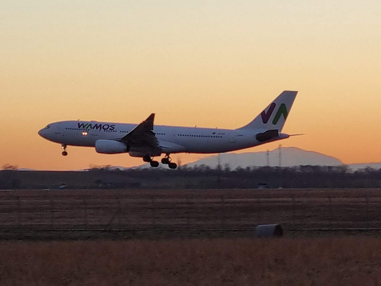 Solve Airbus A330-200 Wamos Air jigsaw puzzle online with 88 pieces