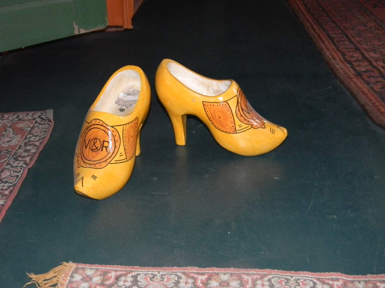 Solve Modern variation of a wooden shoe jigsaw puzzle online with 70 pieces