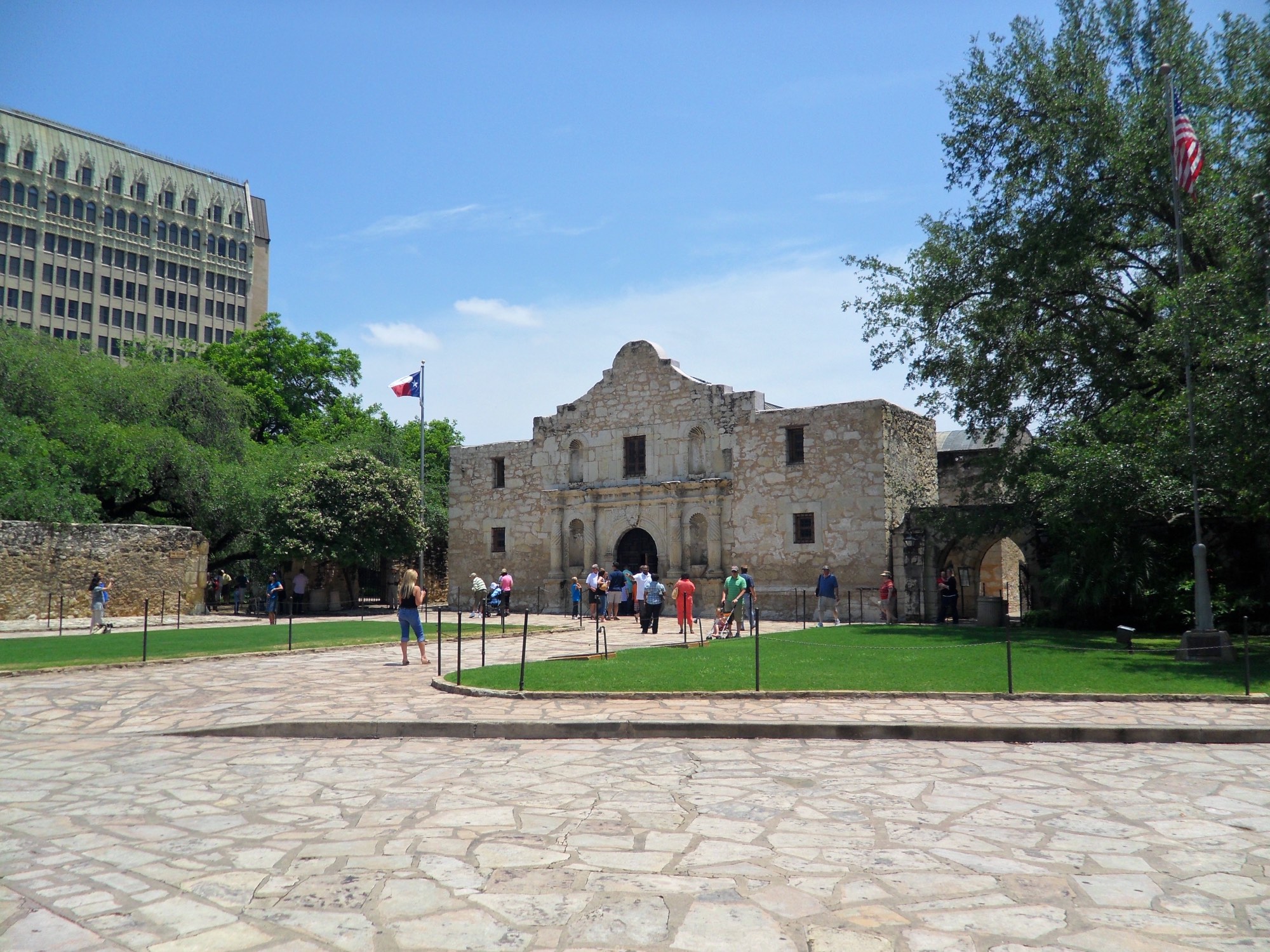 Solve The Alamo jigsaw puzzle online with 300 pieces