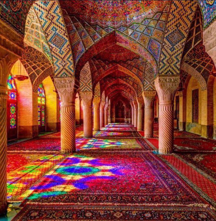 Solve Rainbow Mosque Shiraz, Iran jigsaw puzzle online with 49 pieces