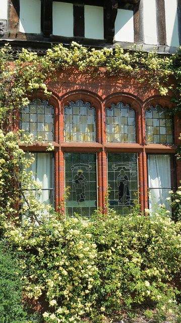Solve BEAUTIFUL WINDOW jigsaw puzzle online with 60 pieces