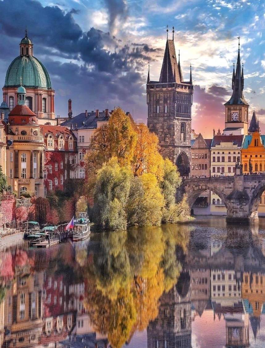 Solve Podzimní Praha jigsaw puzzle online with 48 pieces