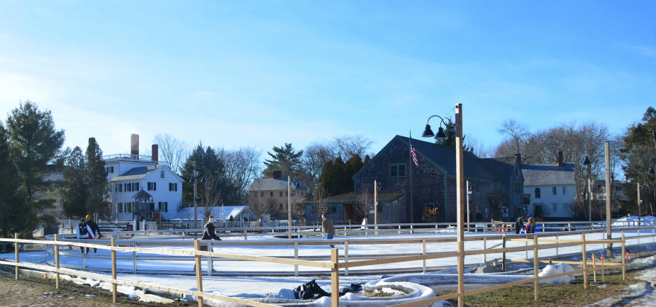 Solve Ice skating at Strawbery Banke. jigsaw puzzle online with 10 pieces