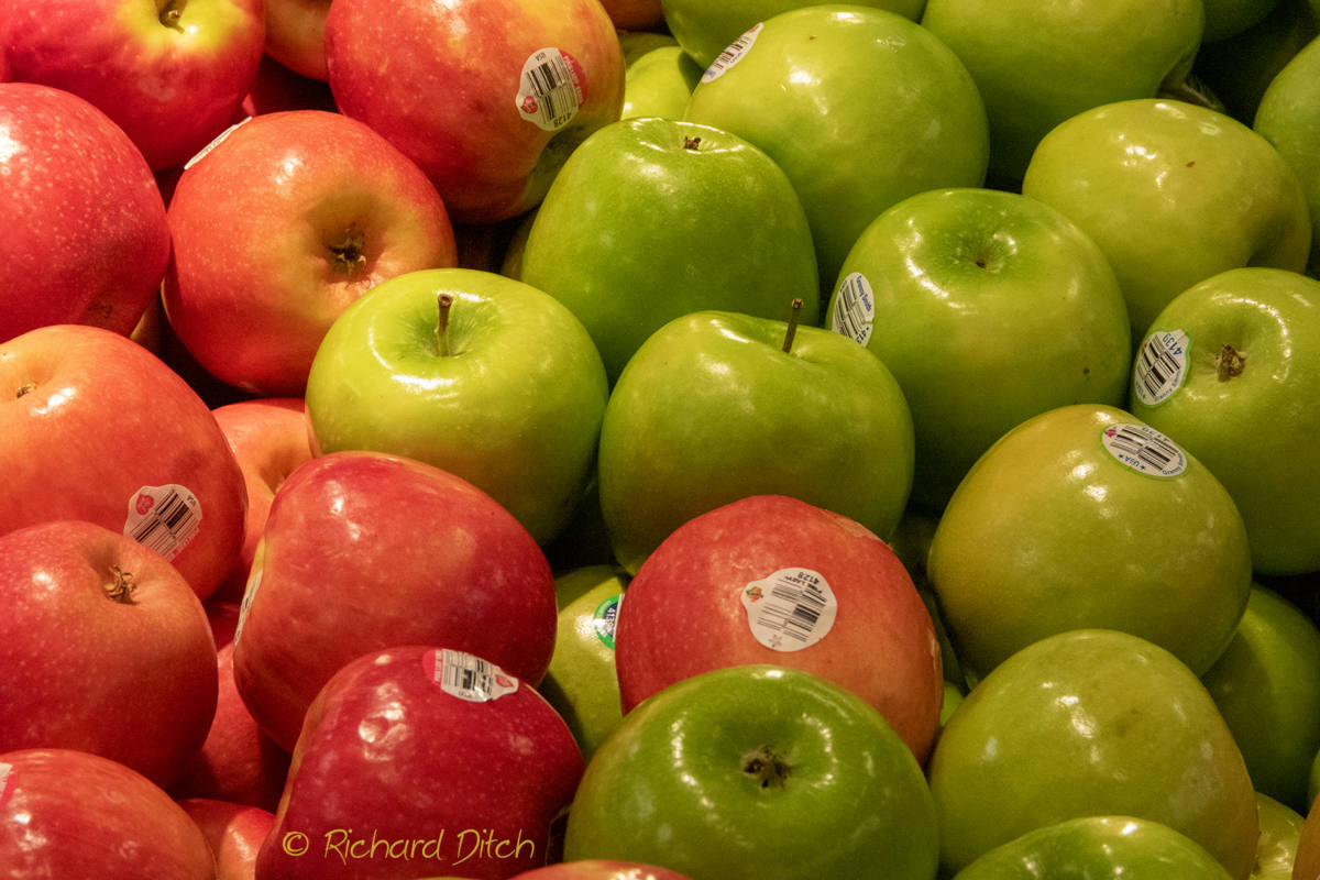 Solve Green and red Apples jigsaw puzzle online with 96 pieces