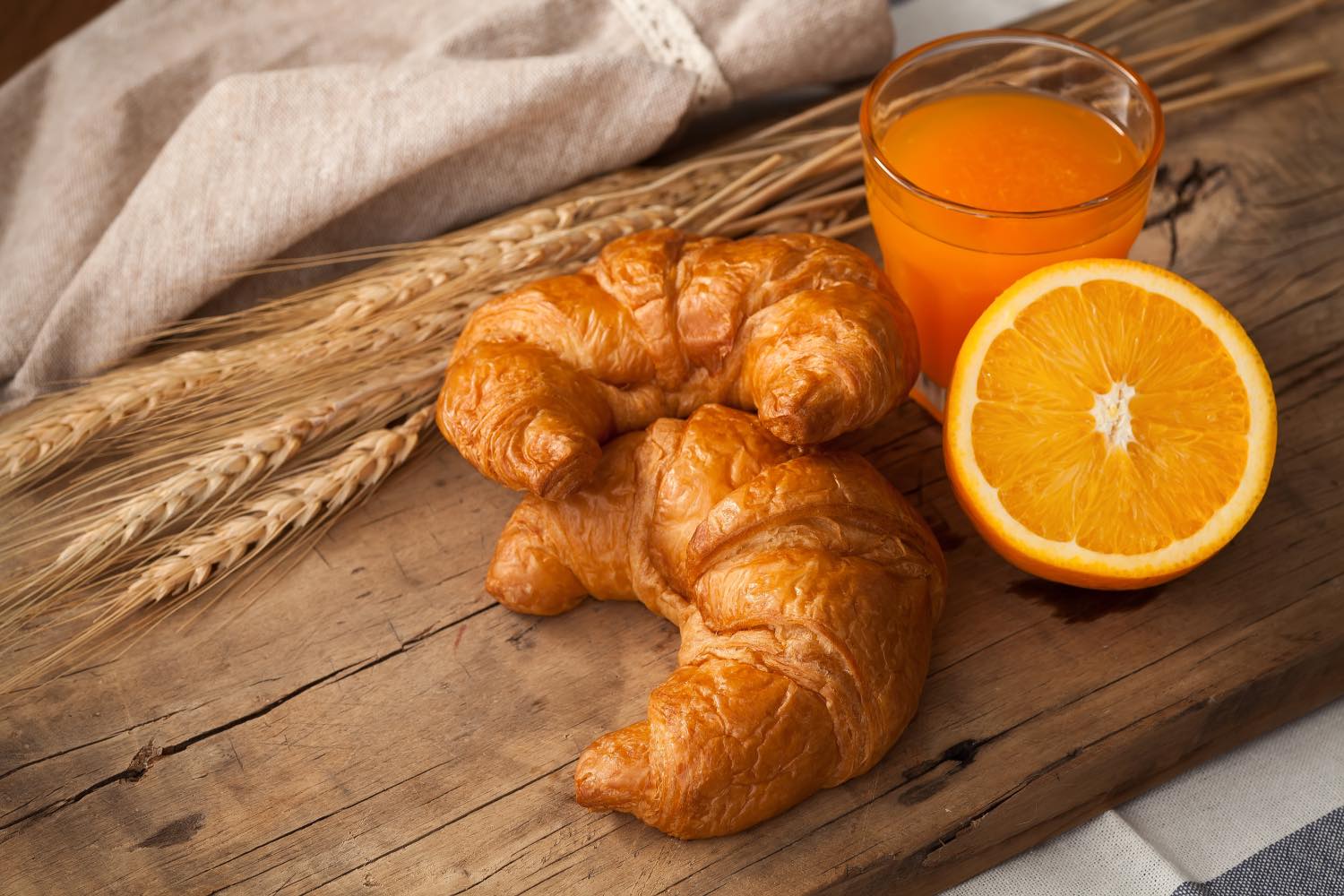Solve Croissant and Orange Juice jigsaw puzzle online with 96 pieces