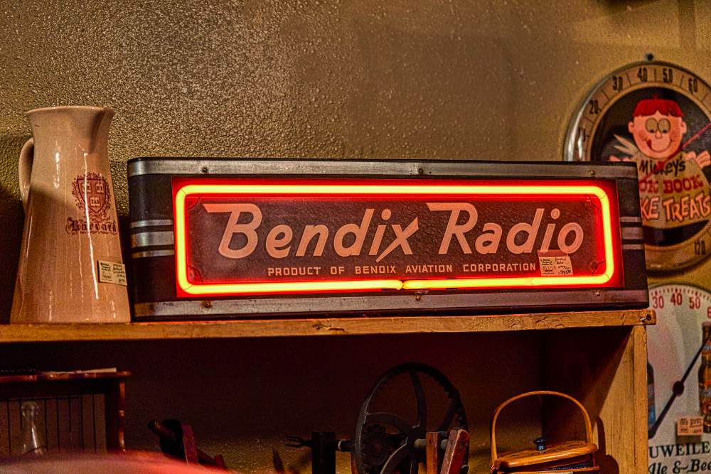 Solve Bendix Radio Neon Signage jigsaw puzzle online with 12 pieces