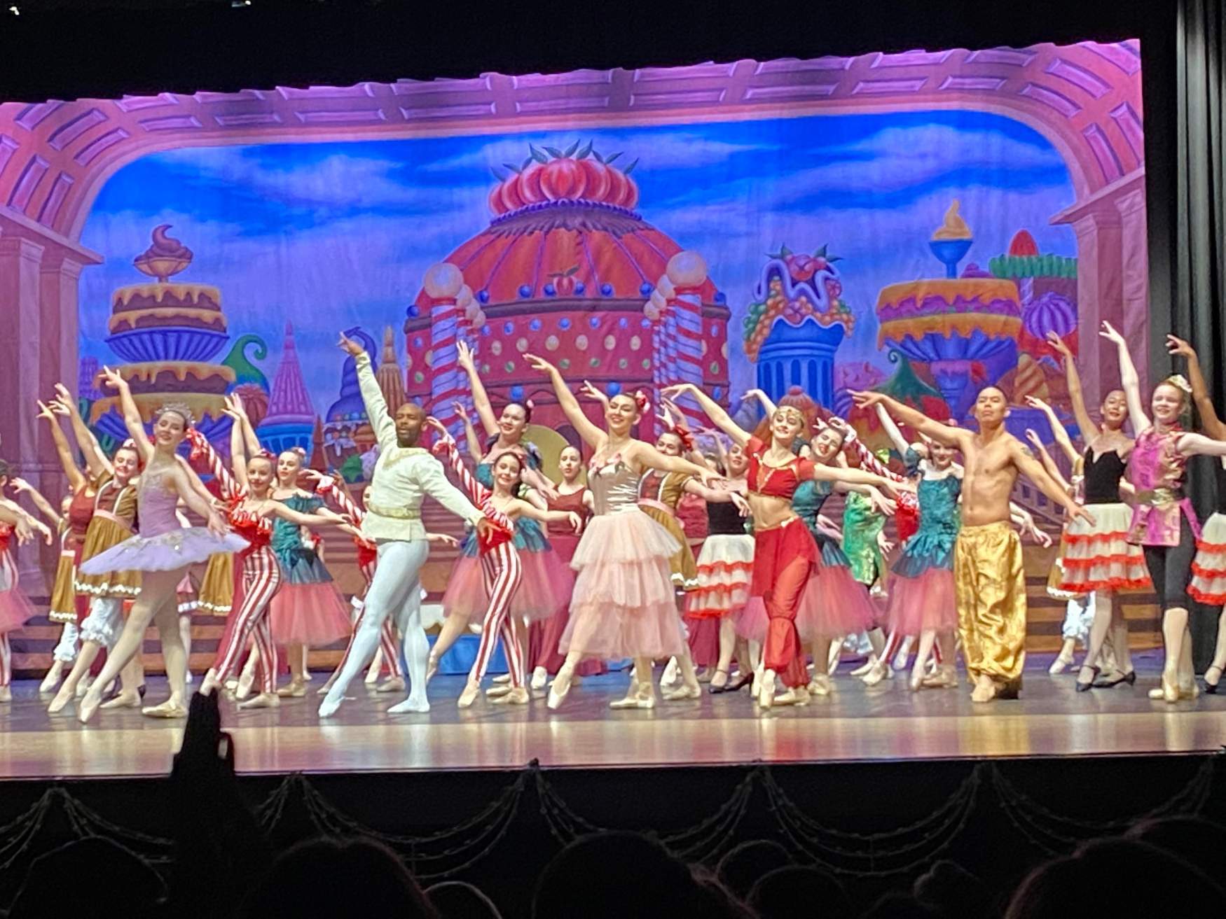 Solve the Nutcracker performance jigsaw puzzle online with 154 pieces