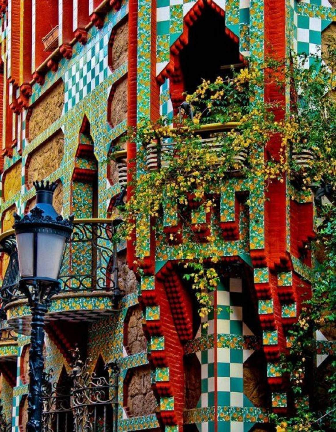 Solve Antoni Gaudi building jigsaw puzzle online with 320 pieces