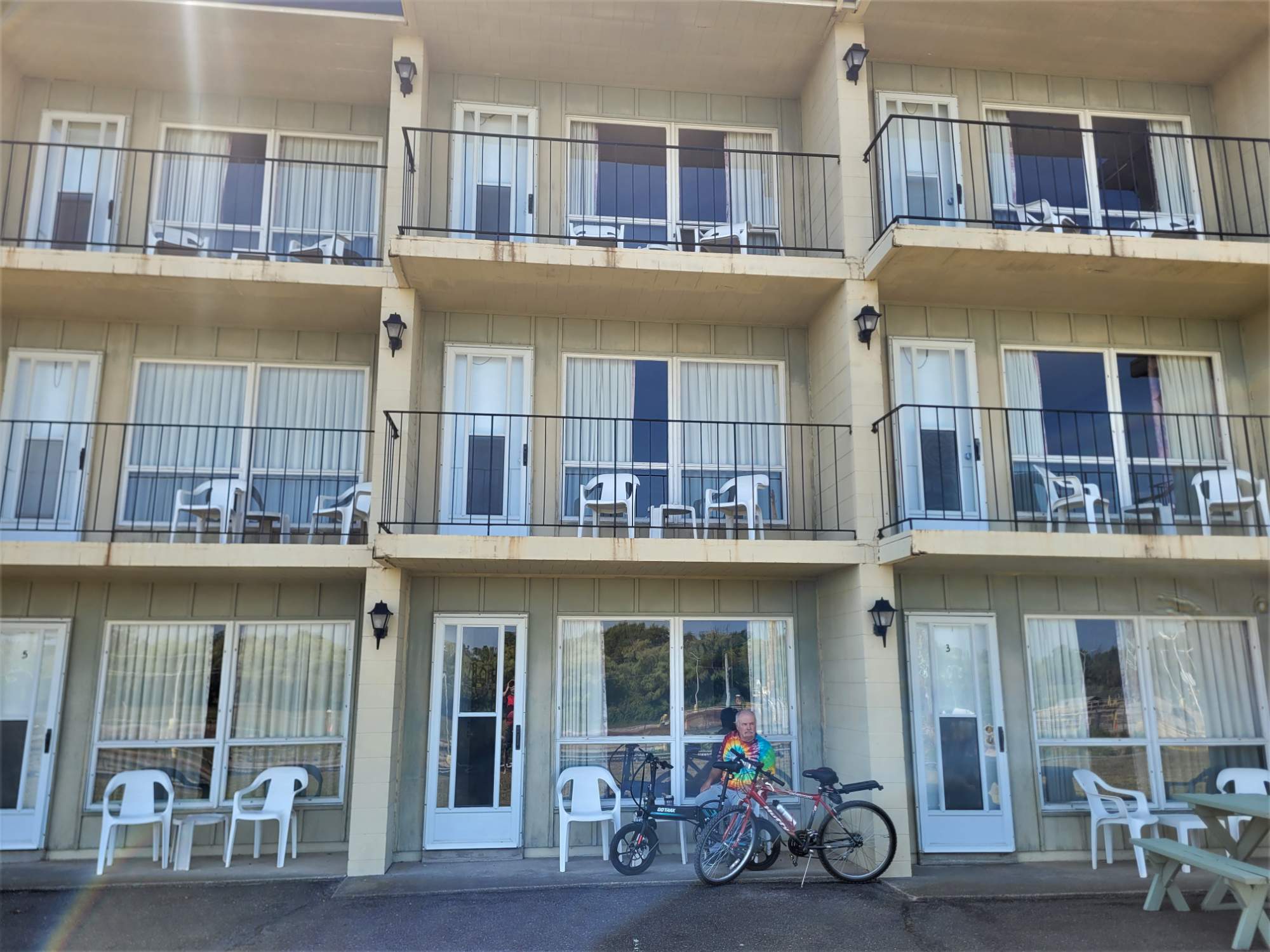 Solve " The Inn At Lock Seven " jigsaw puzzle online with 192 pieces