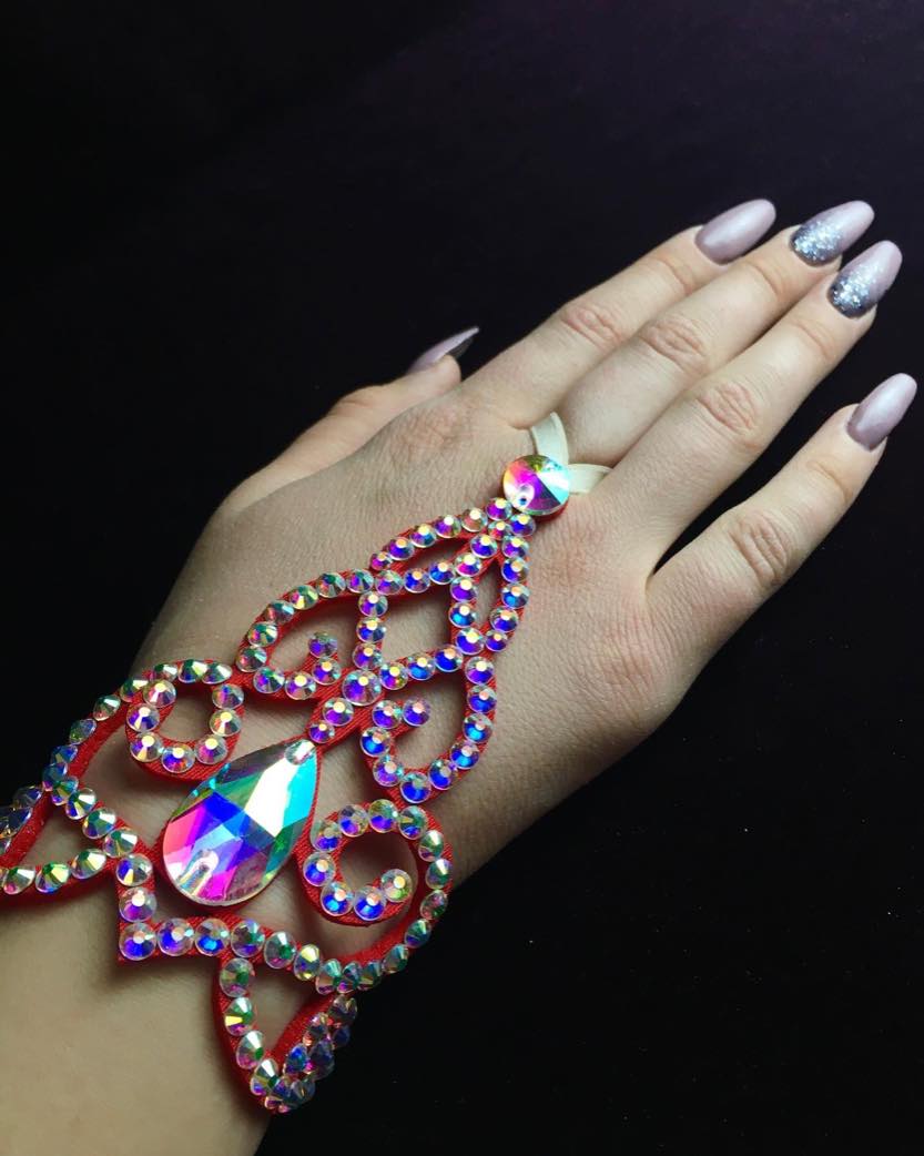 Solve Hand Bling jigsaw puzzle online with 20 pieces