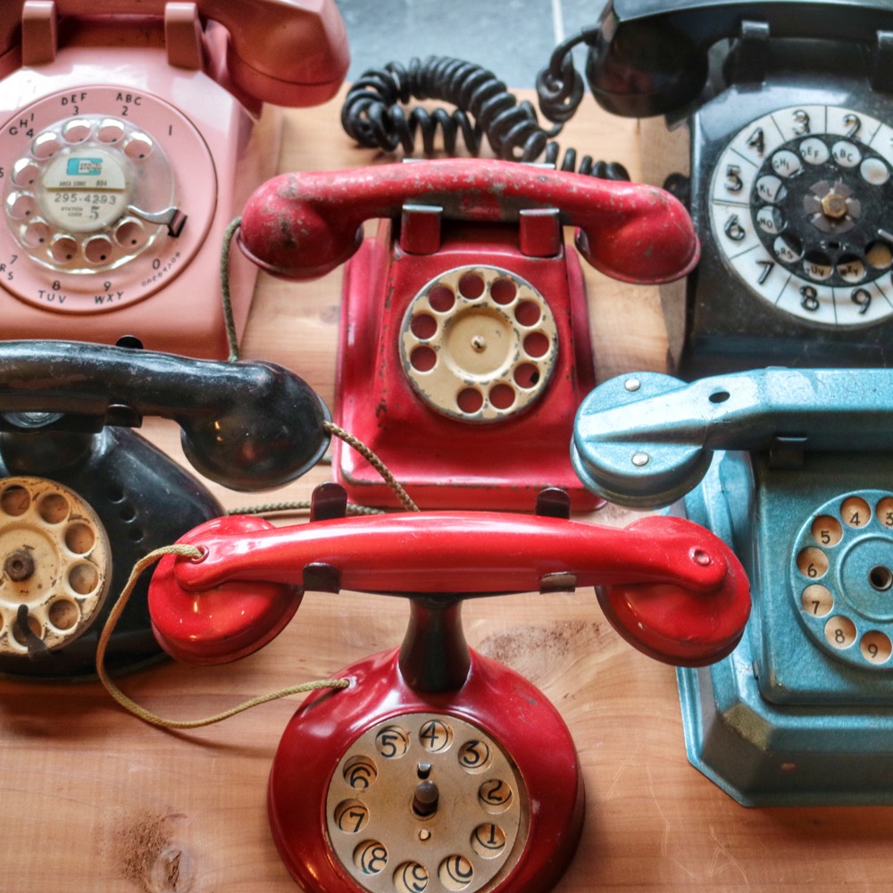 Solve Playing Telephone jigsaw puzzle online with 100 pieces