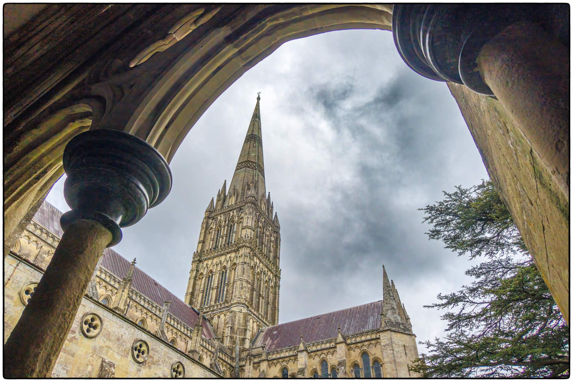 Solve Salisbury Cathedral jigsaw puzzle online with 345 pieces