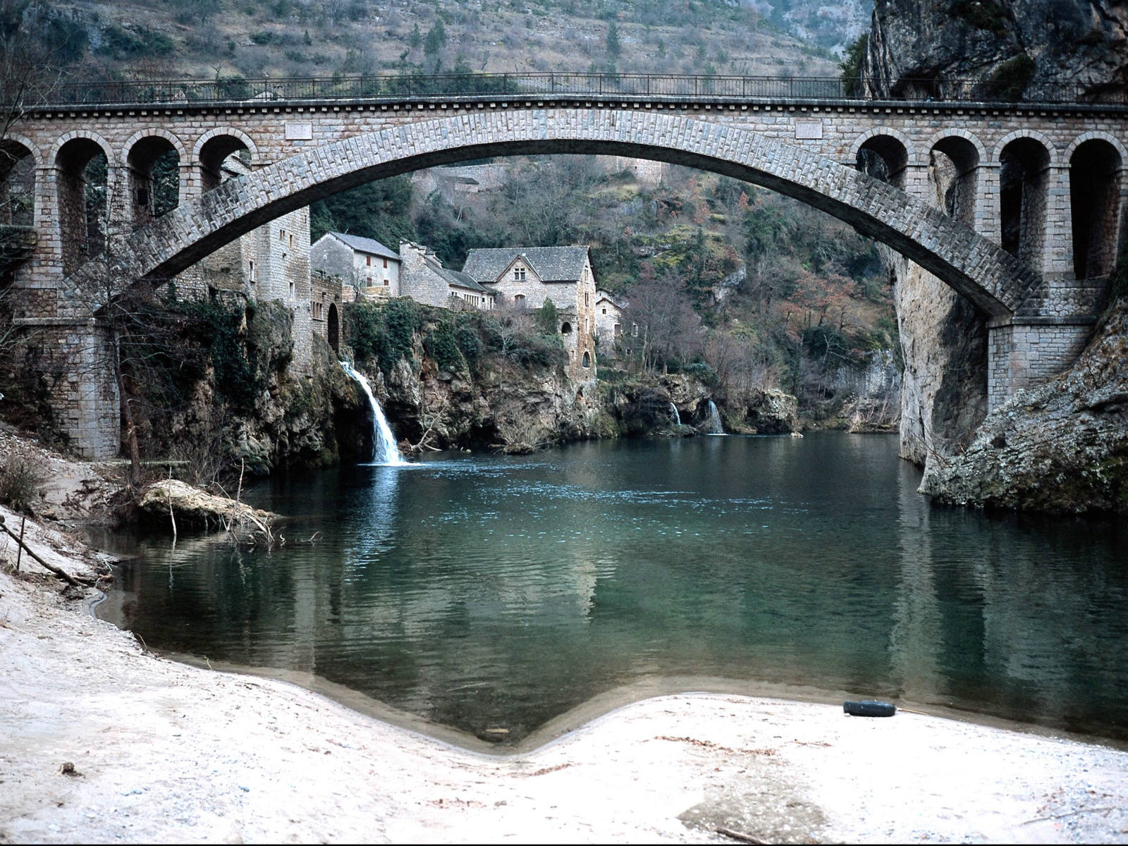 Solve Arched Bridge jigsaw puzzle online with 520 pieces