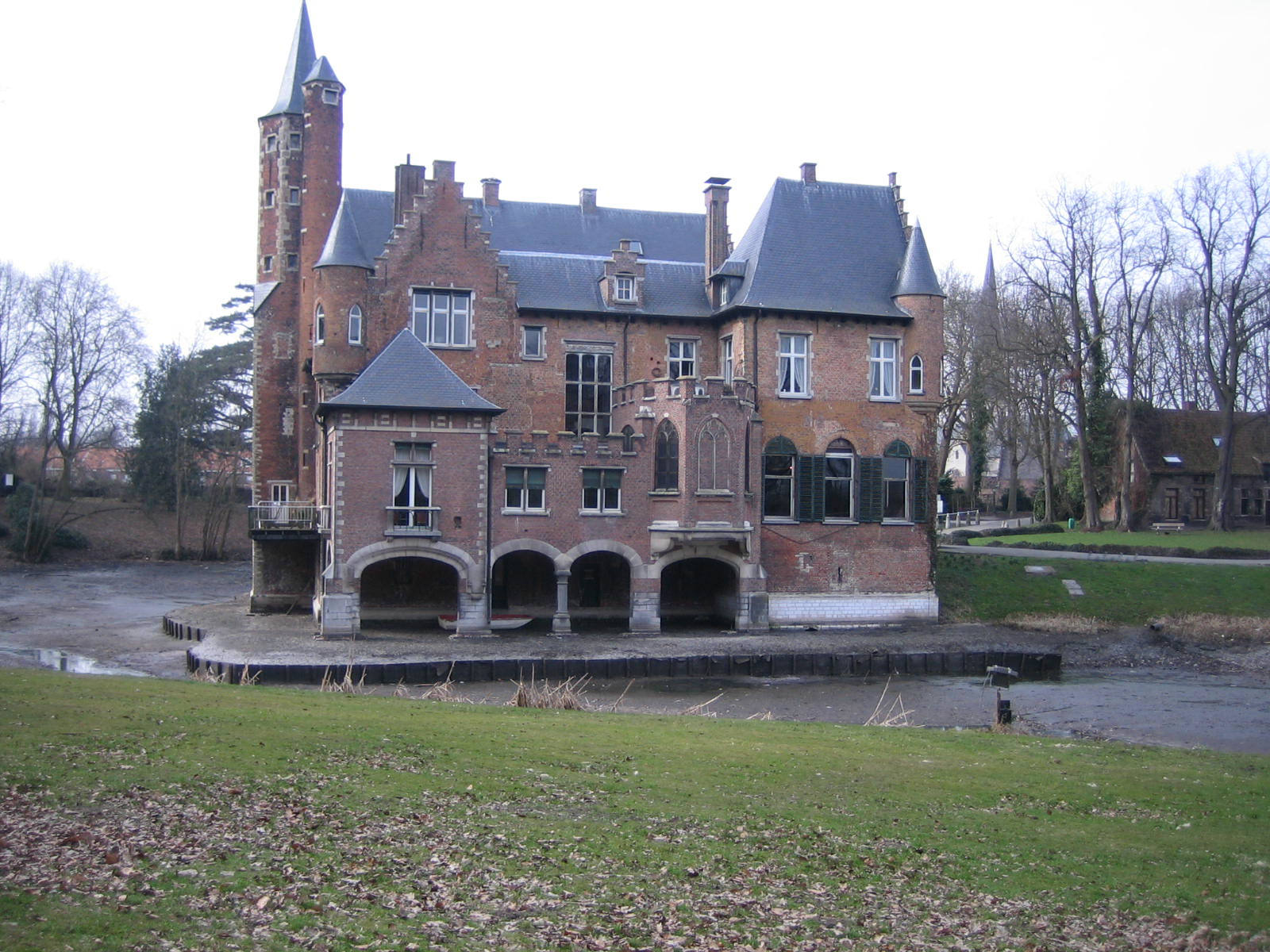 Solve large;Kasteel Bazel Belgie jigsaw puzzle online with 540 pieces