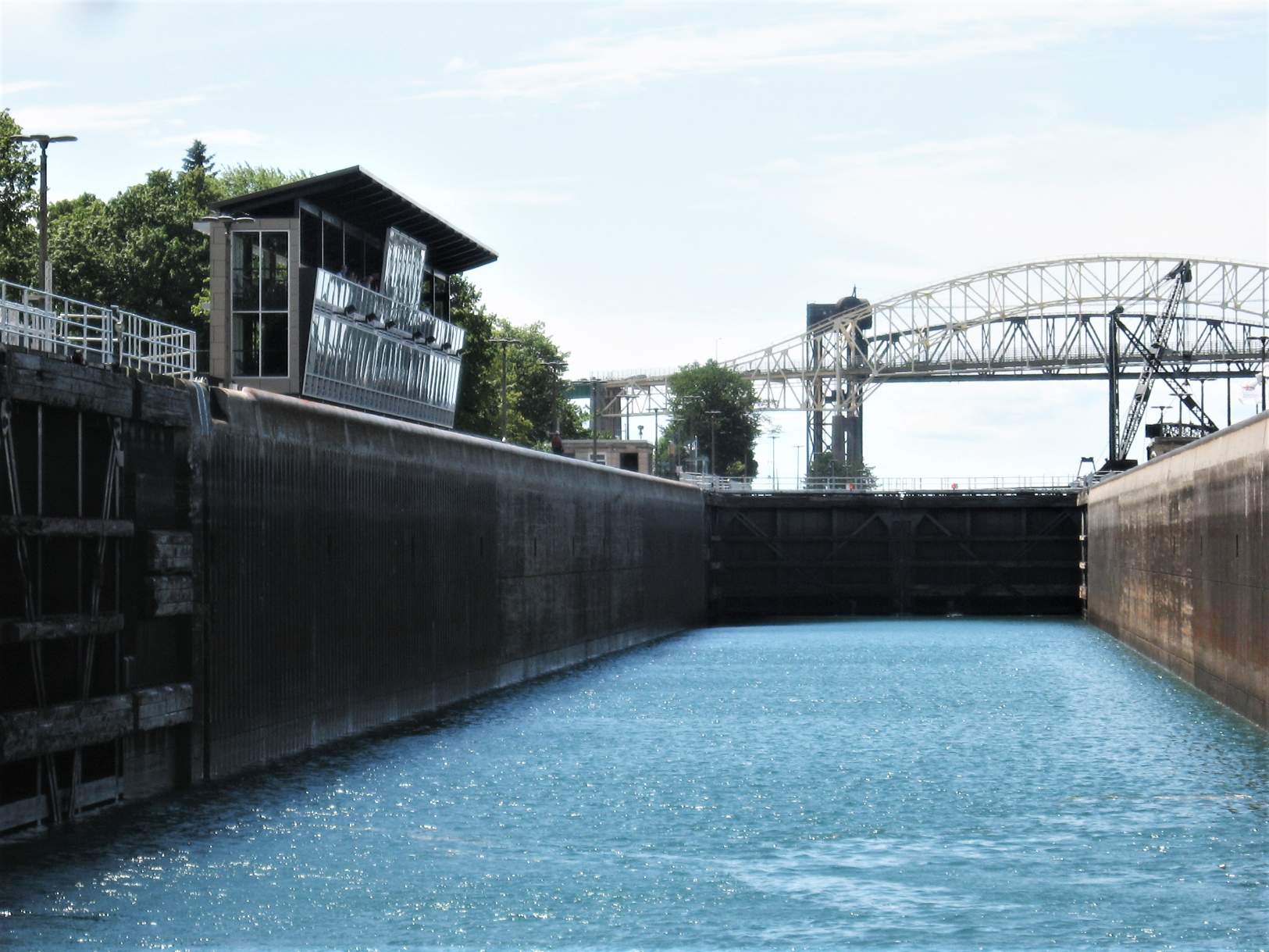 Solve Entering the MacArthur Lock jigsaw puzzle online with 130 pieces