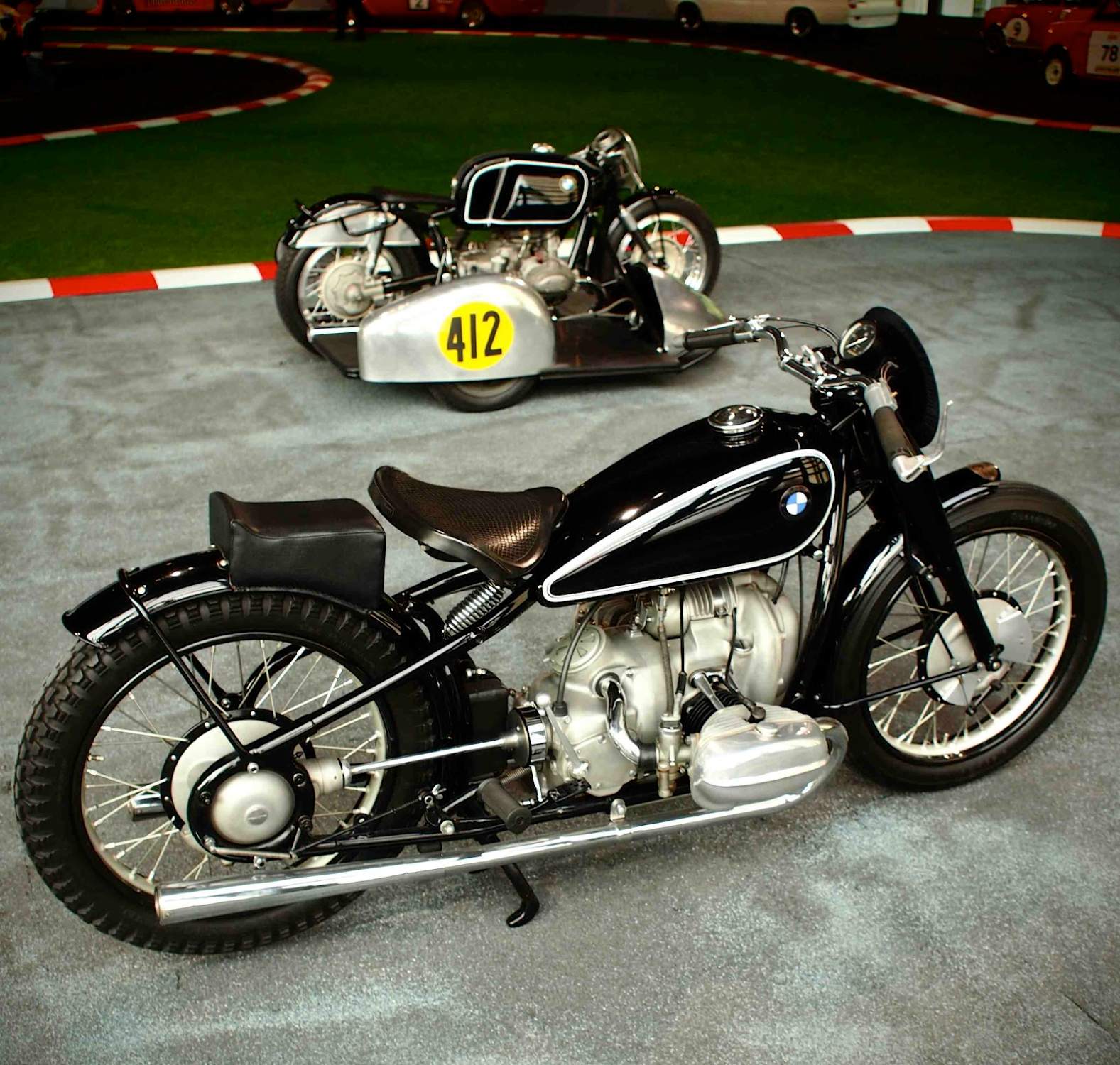 Solve bmw_racers jigsaw puzzle online with 210 pieces