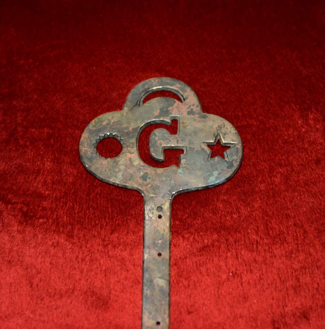 Solve Masonic Treasurer Collar Jewel jigsaw puzzle online with 36 pieces