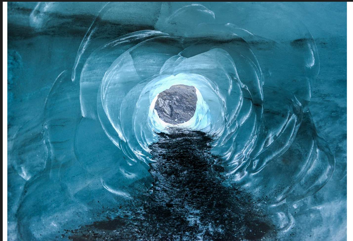 Solve ICE-TUNNEL-ICELAND jigsaw puzzle online with 40 pieces