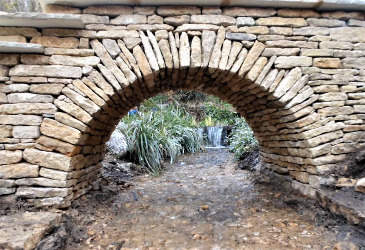 Solve Dry stone arch bridge jigsaw puzzle online with 96 pieces