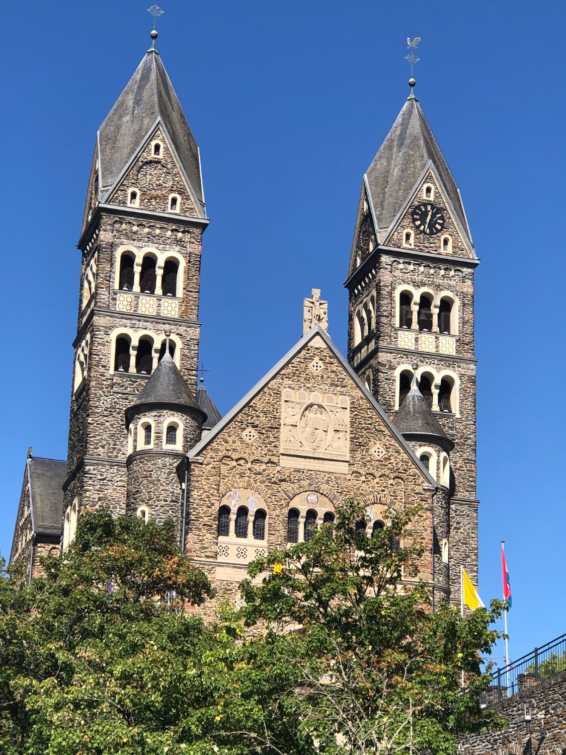 Solve Eglise de Clervaux, Luxembourg jigsaw puzzle online with 252 pieces