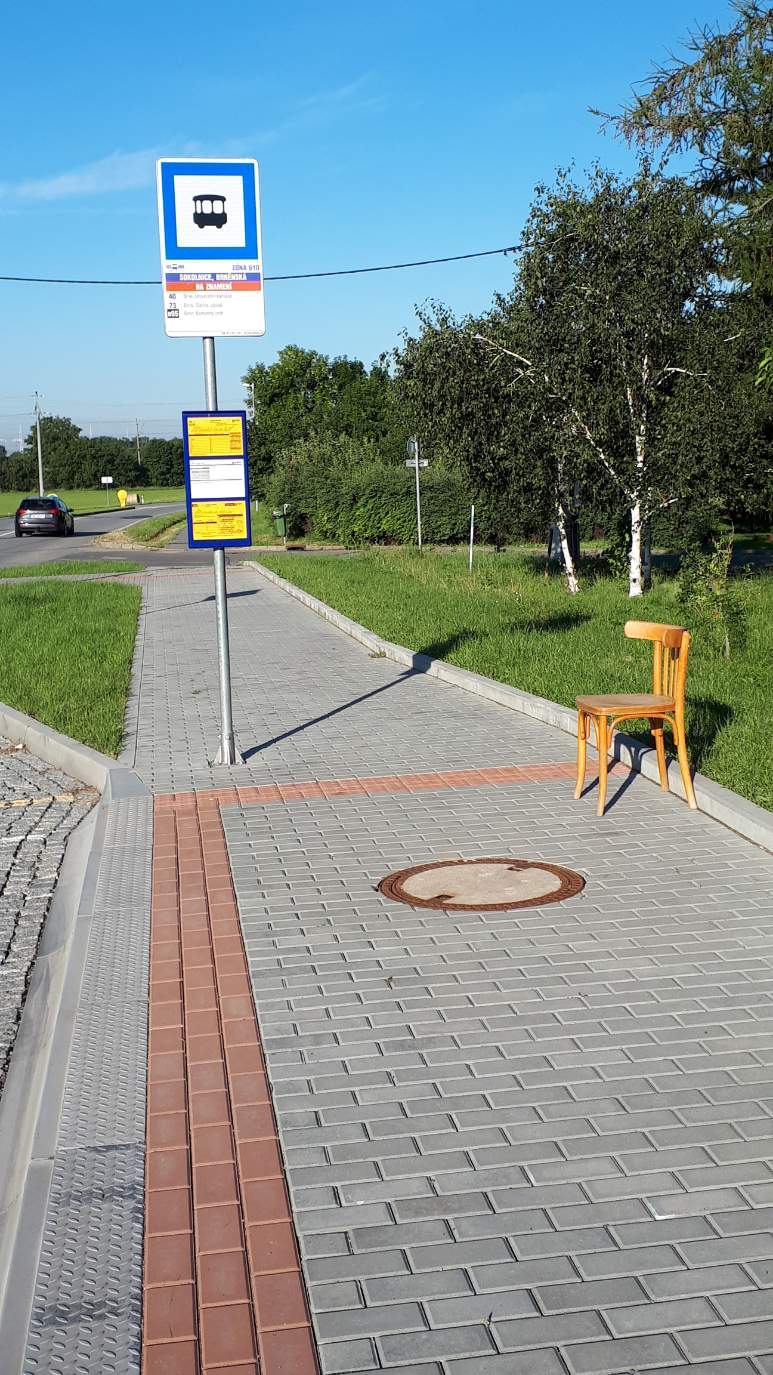 Solve zastávka - bus stop jigsaw puzzle online with 66 pieces