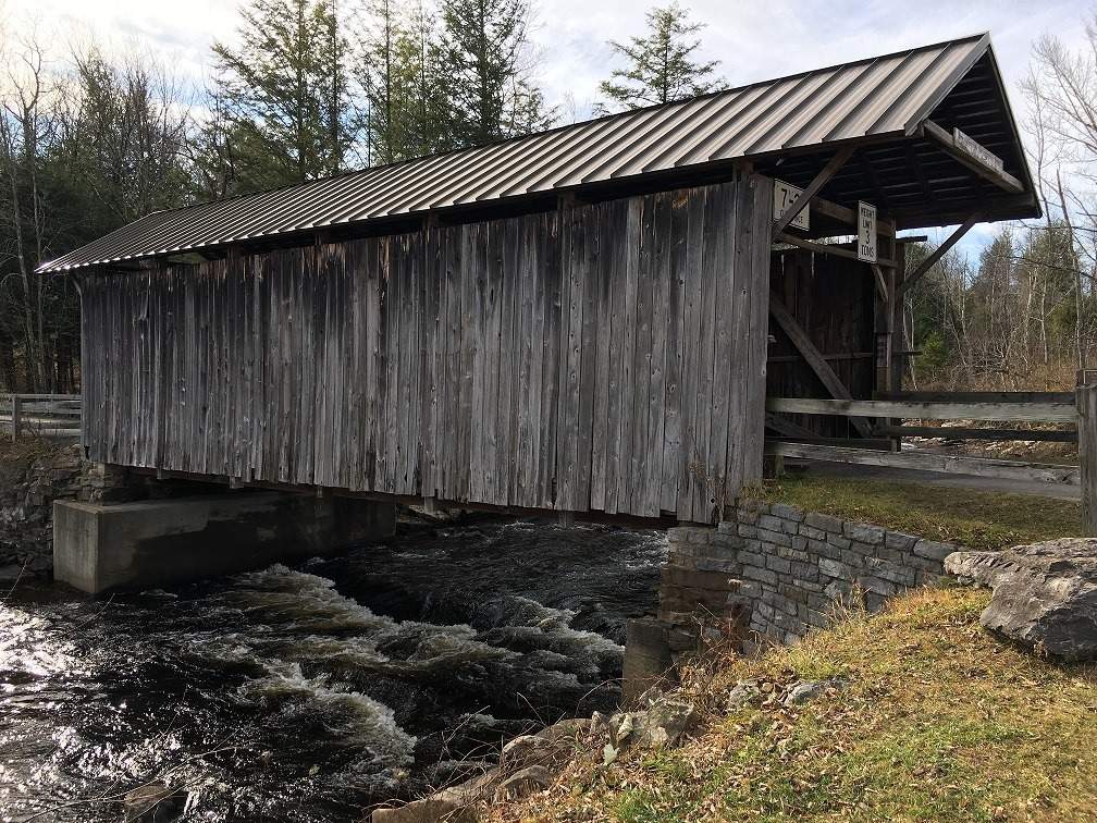 Solve Salisbury Covered Bridge jigsaw puzzle online with 154 pieces