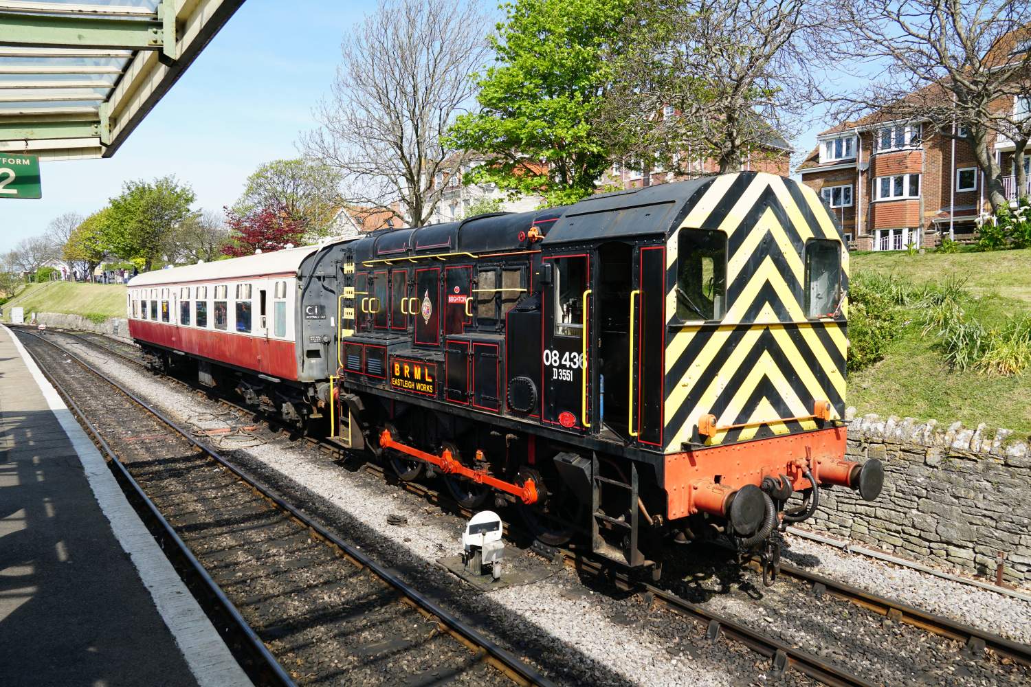 Solve 08436 Swanage jigsaw puzzle online with 77 pieces