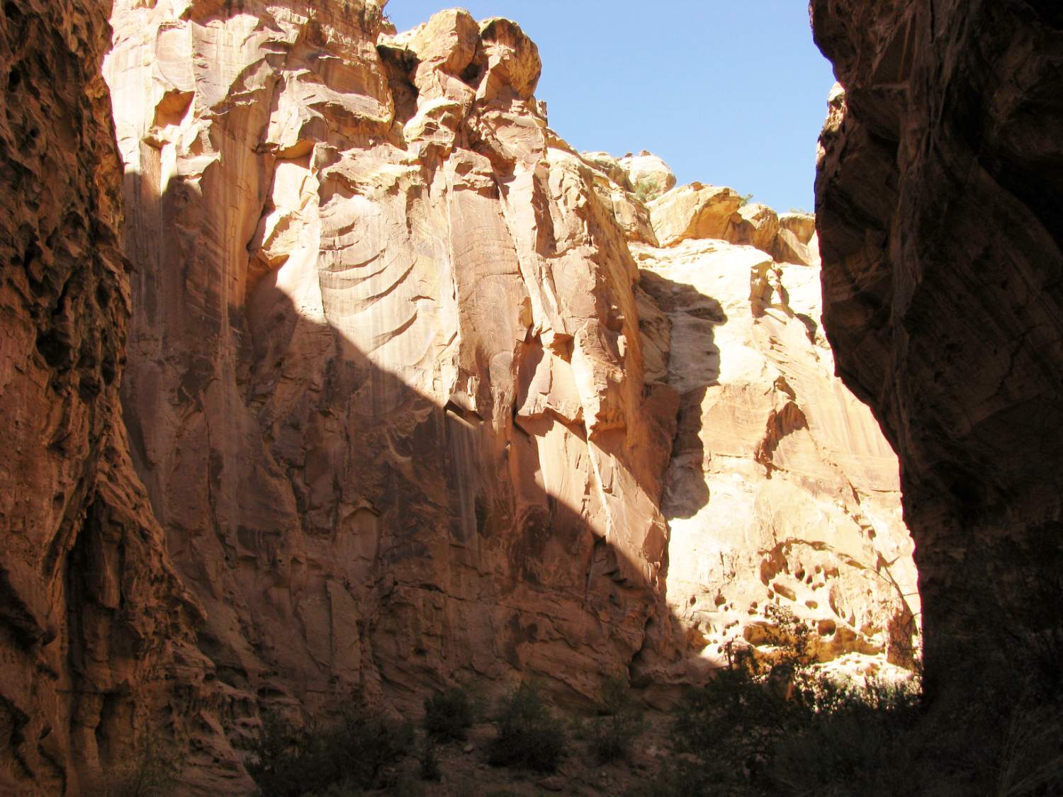 Solve Sunshine In A Capitol Reef Canyon jigsaw puzzle online with 70 pieces