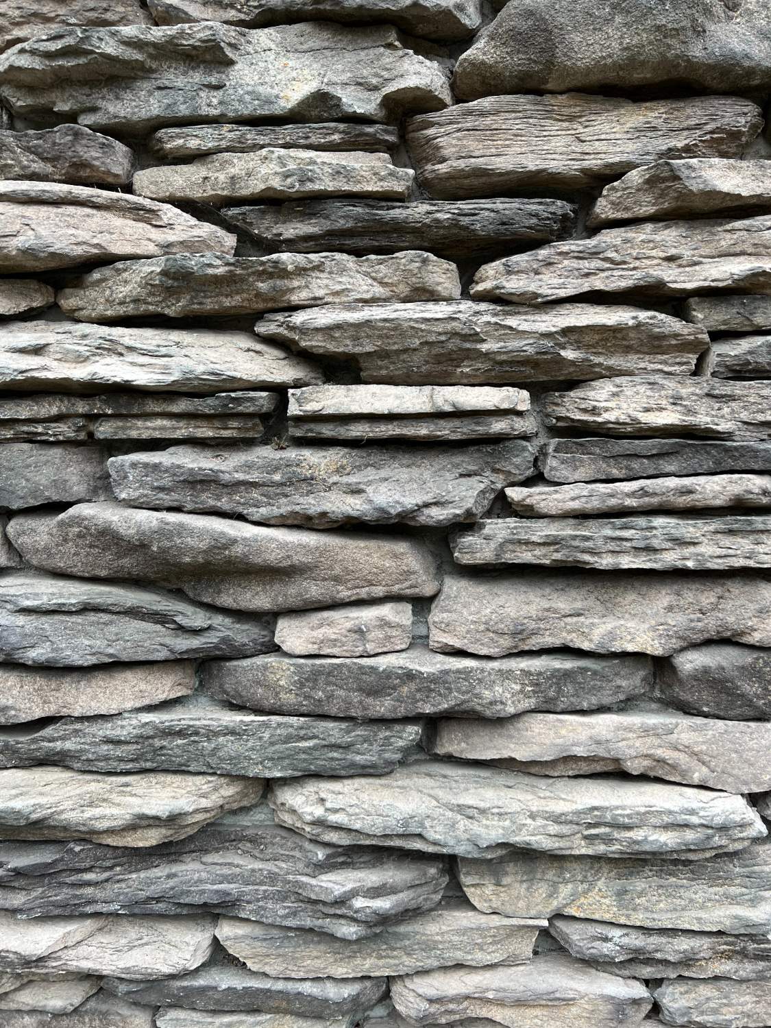 Solve stone wall jigsaw puzzle online with 252 pieces