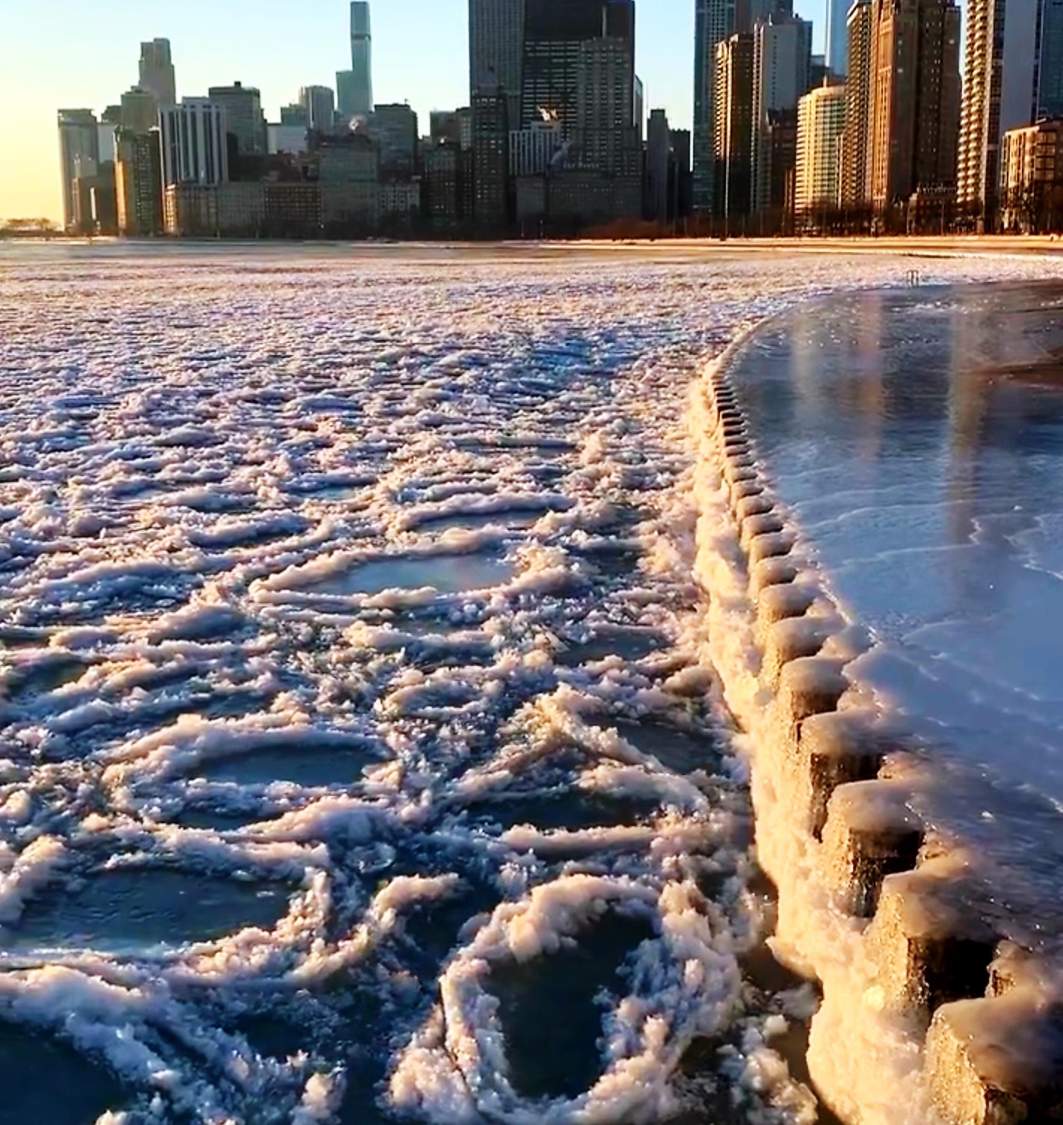 Solve Ice waves in Chicago Illinois jigsaw puzzle online with 64 pieces