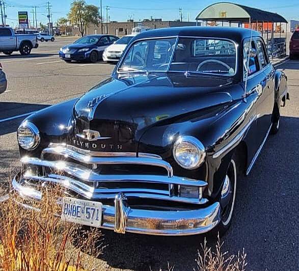 Solve Old Car 1 jigsaw puzzle online with 72 pieces