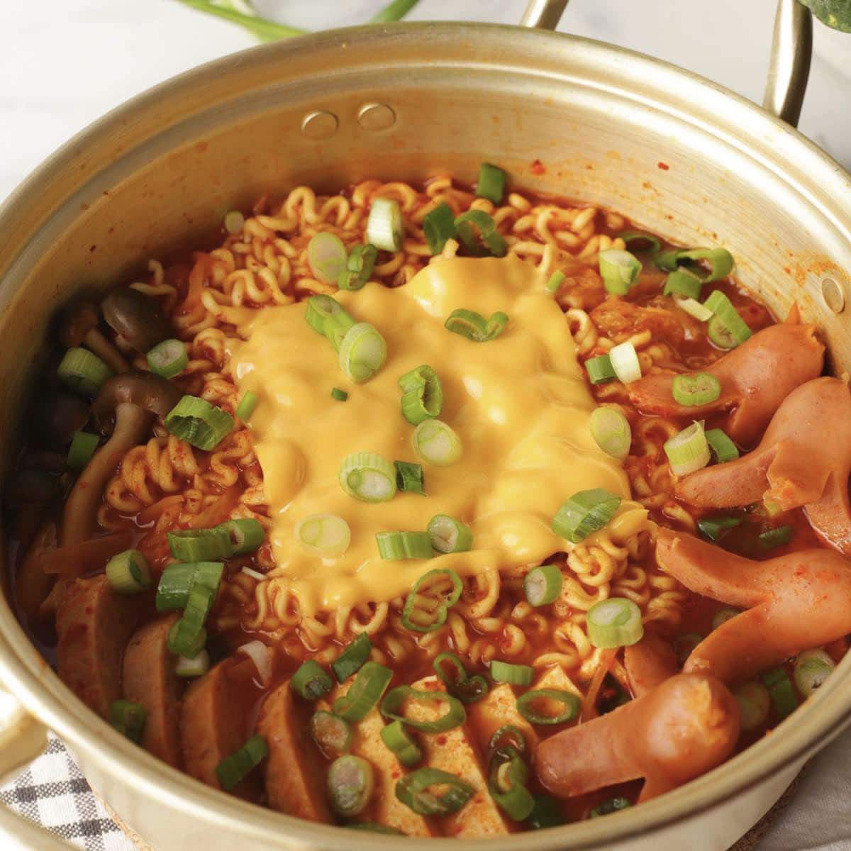 Solve 부대찌개 BuDaeJjiGae : Korean Army Based Stew jigsaw puzzle online ...