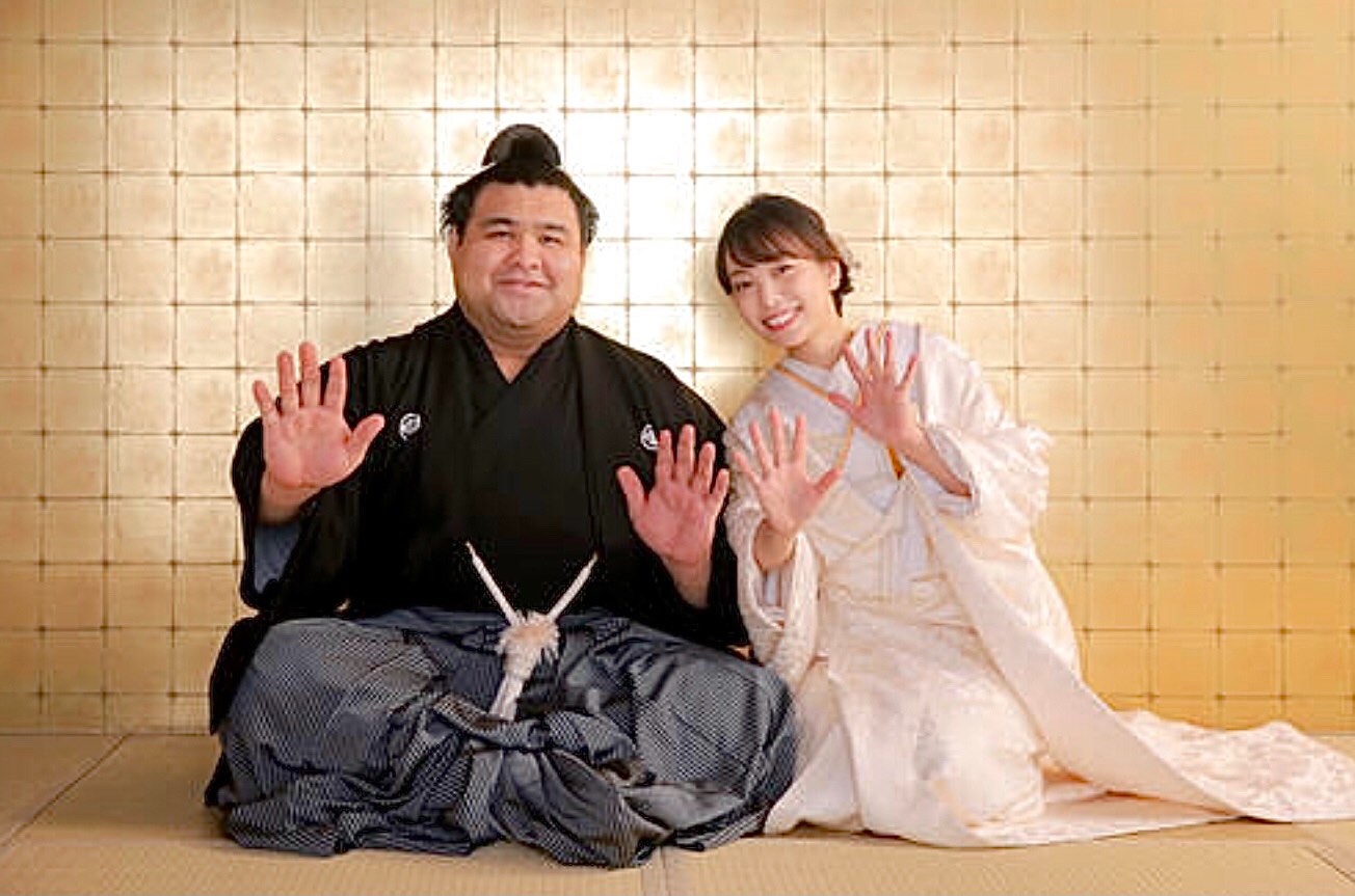Solve Takayasu and his wife in 2020 jigsaw puzzle online with 54 pieces
