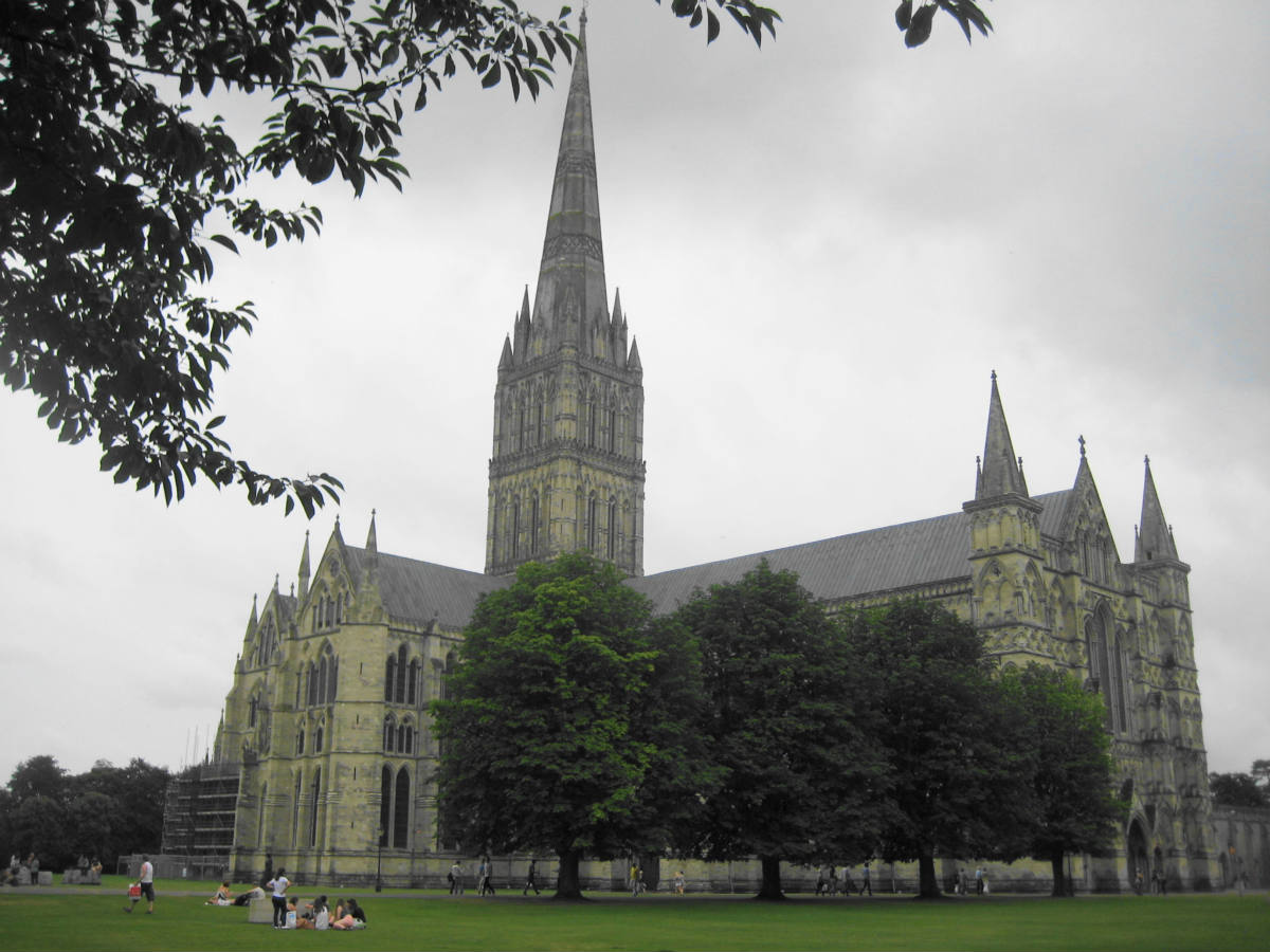 Solve Salisbury Cathedral jigsaw puzzle online with 80 pieces