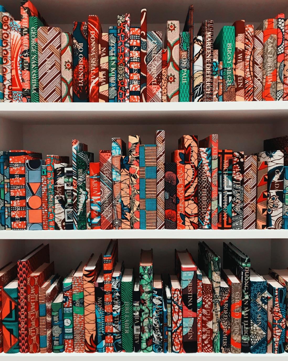 Solve Colourful bookshelf!! jigsaw puzzle online with 99 pieces